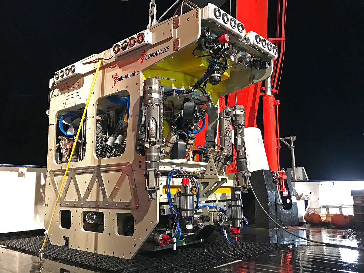 Precise vision at the deep sea