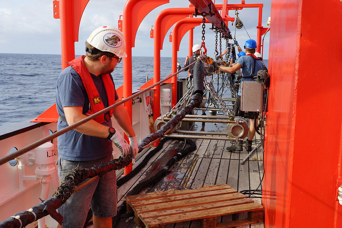 Using artificial waves to predict tsunamis