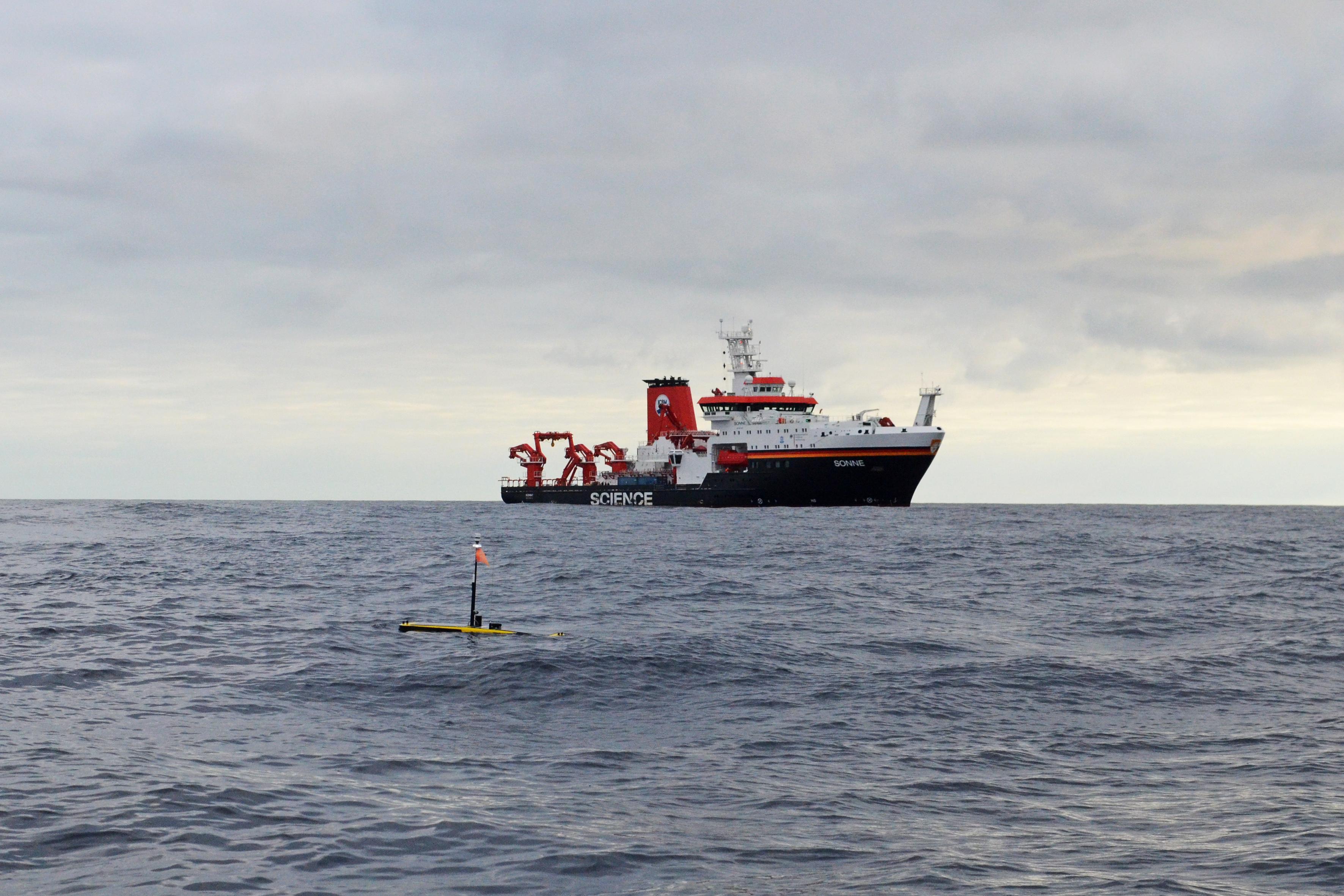 Millimetre-precise data on a restless sea floor