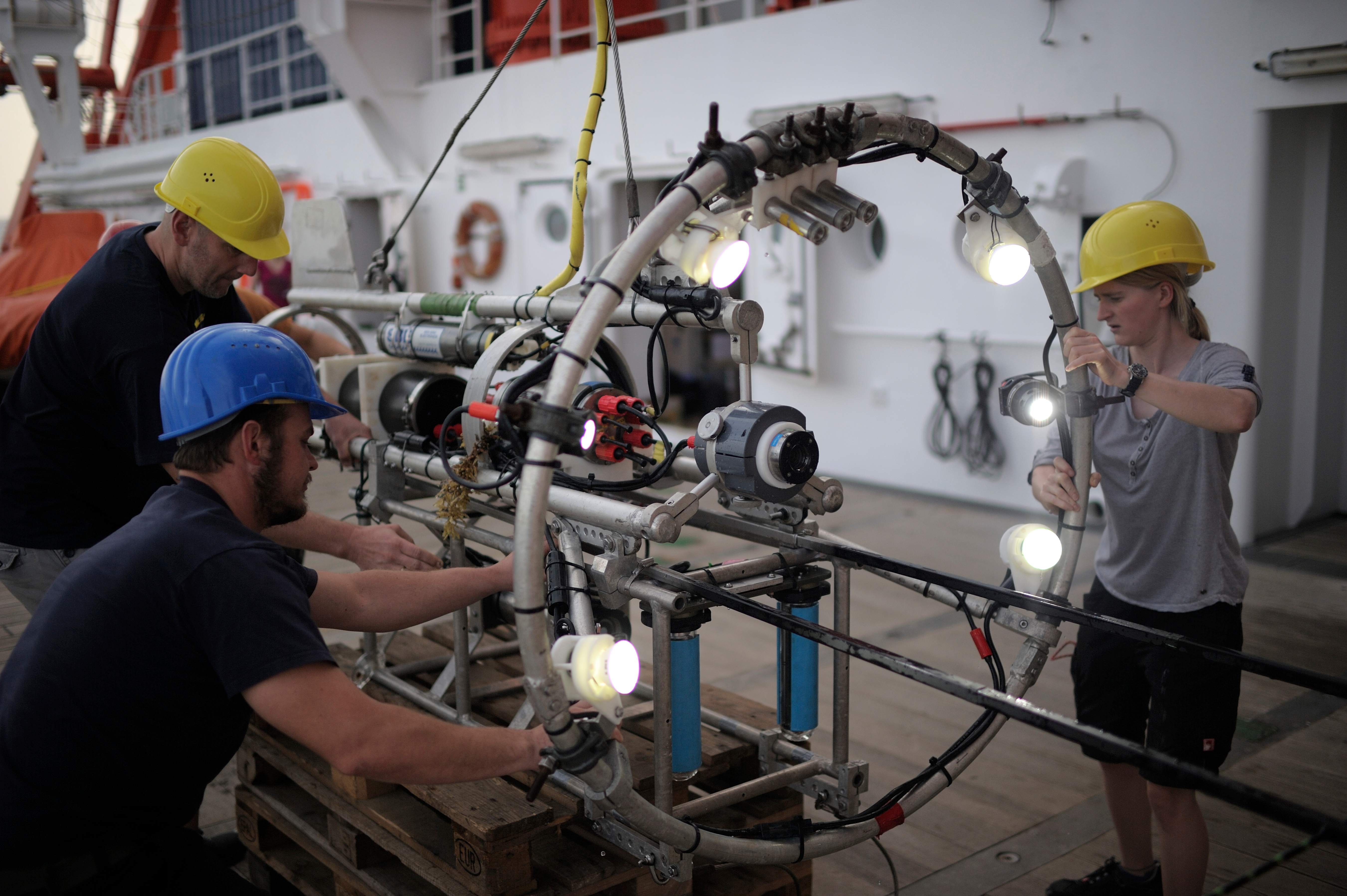 With camera systems, nets and a deep-sea Robot on an Ocean Discovery ...